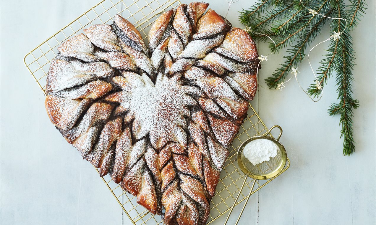 Snoet julehjerte med brunkageremonce opskrift | Dr. Oetker