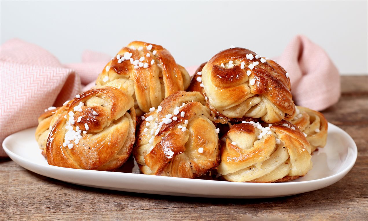 Kardemommesnurrer med nem surdej opskrift | Dr. Oetker