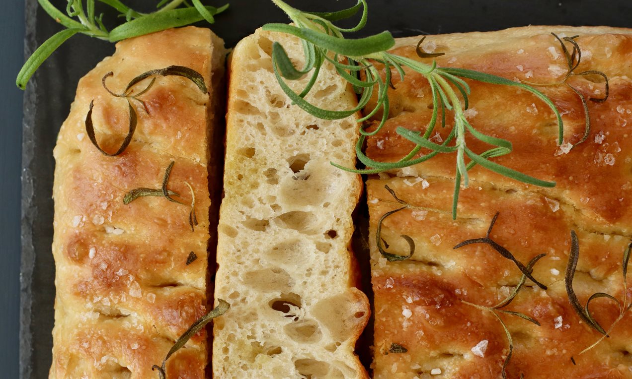 Focaccia med rosmarin og nem surdej opskrift | Dr. Oetker