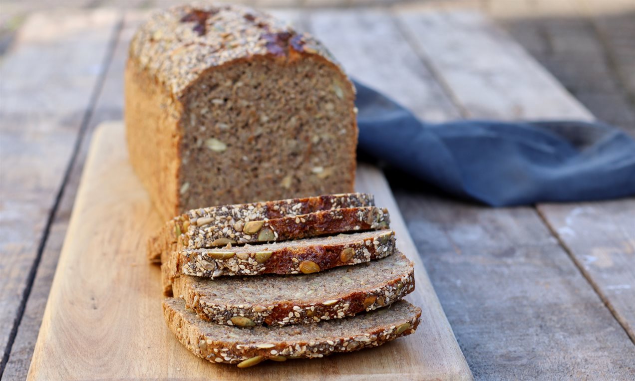 Rugbrød med nem surdej opskrift | Dr. Oetker